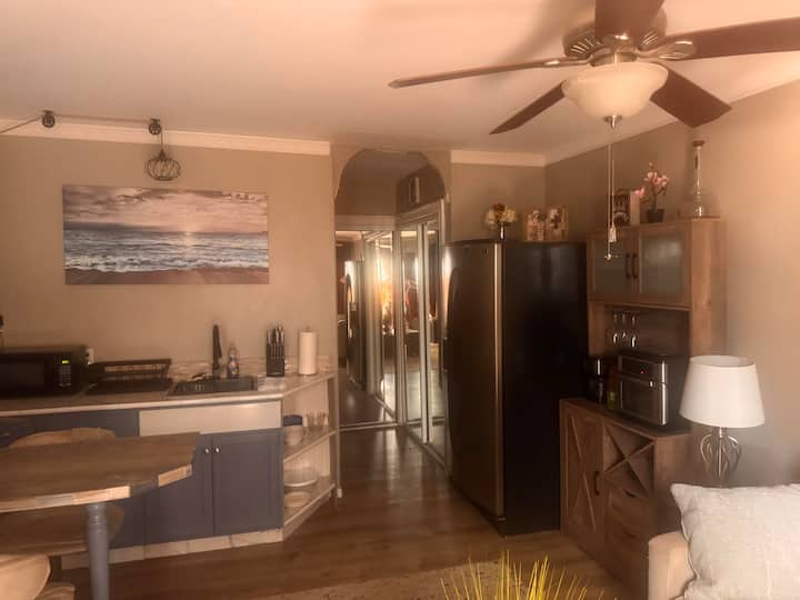 Quit Cozy Bungalow. - Santa Ana, CA