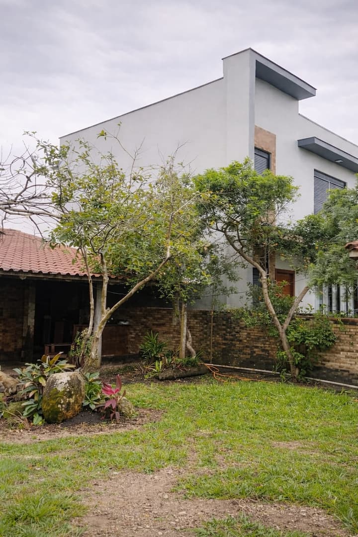 Casa Tropical Em Itapirubá C/ Jardim E Vista - Laguna