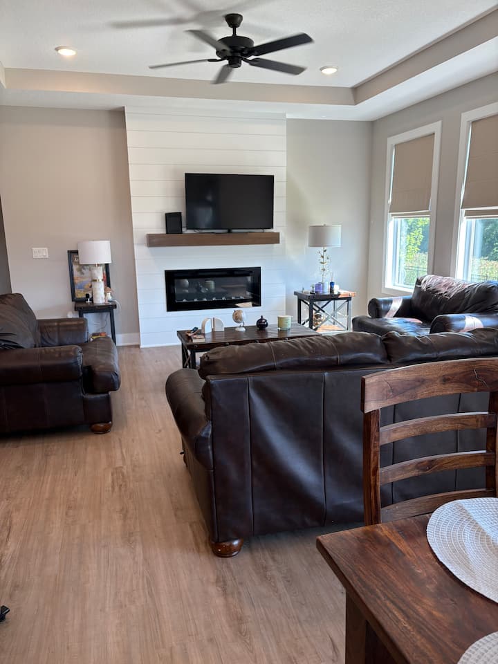 Extended Stay Modern 4br/3 Bath Near Des Moines - Saylorville Lake, IA