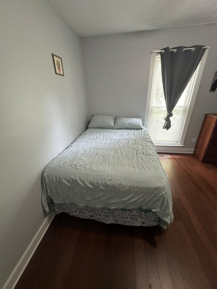 Bright & Spacious Room - Greenville, NC