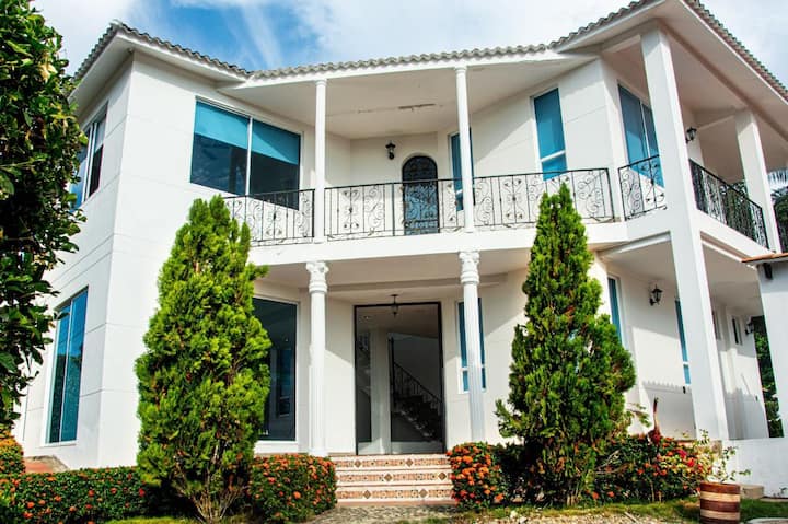 Casa Con Piscina Y Jacuzzi - Melgar