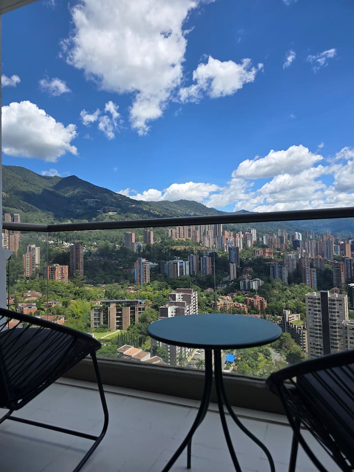 El Poblado Sky Penthouse 3br • City/mountain Views - 메데인