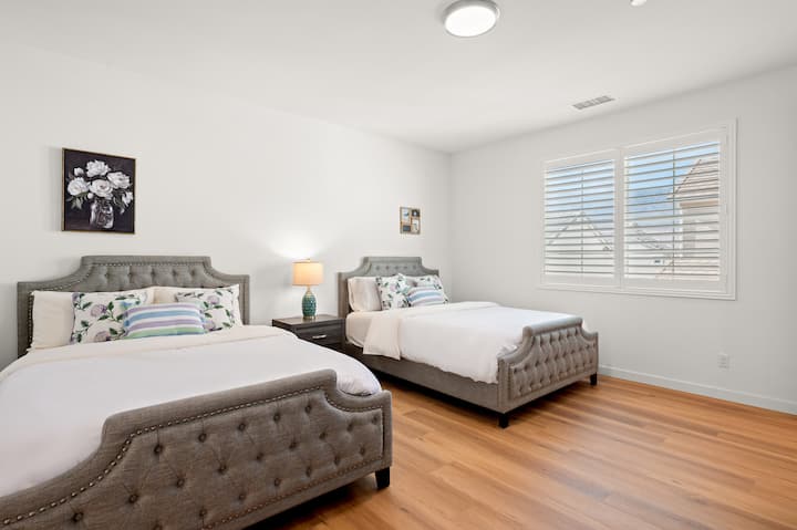 Near Ontario Airport/near Victoria Plaza/new - Fontana, CA