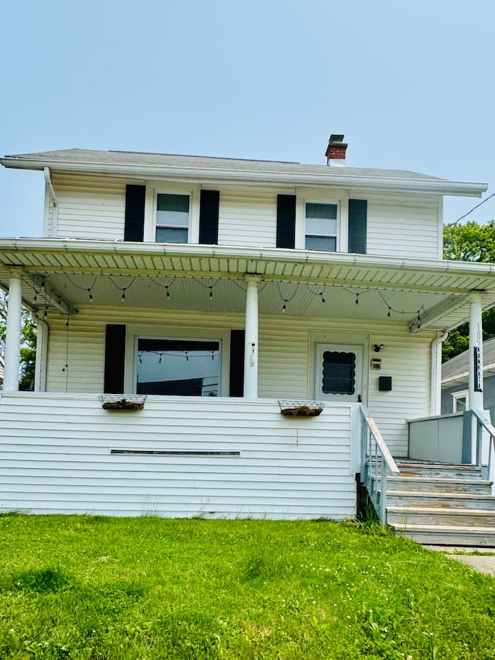 Charming Family House Near Binghamton University - Johnson City, NY