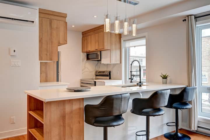 Contemporary 3-bedroom Condo - LaSalle