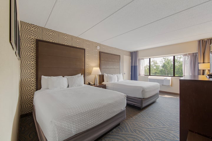 Amenity Rich Double Queen Suite - Bloomington, MN