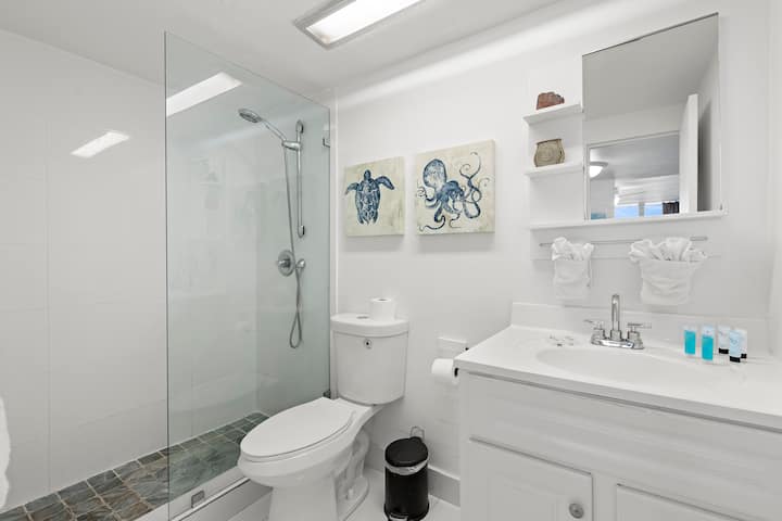 Oceanfront Studio I Parking - Miami Beach, FL