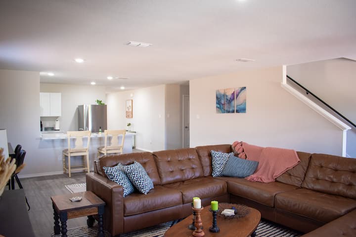 Brand New | 5 Bed 3.5 Bath | Huge | 2 King Suites - Abilene, TX