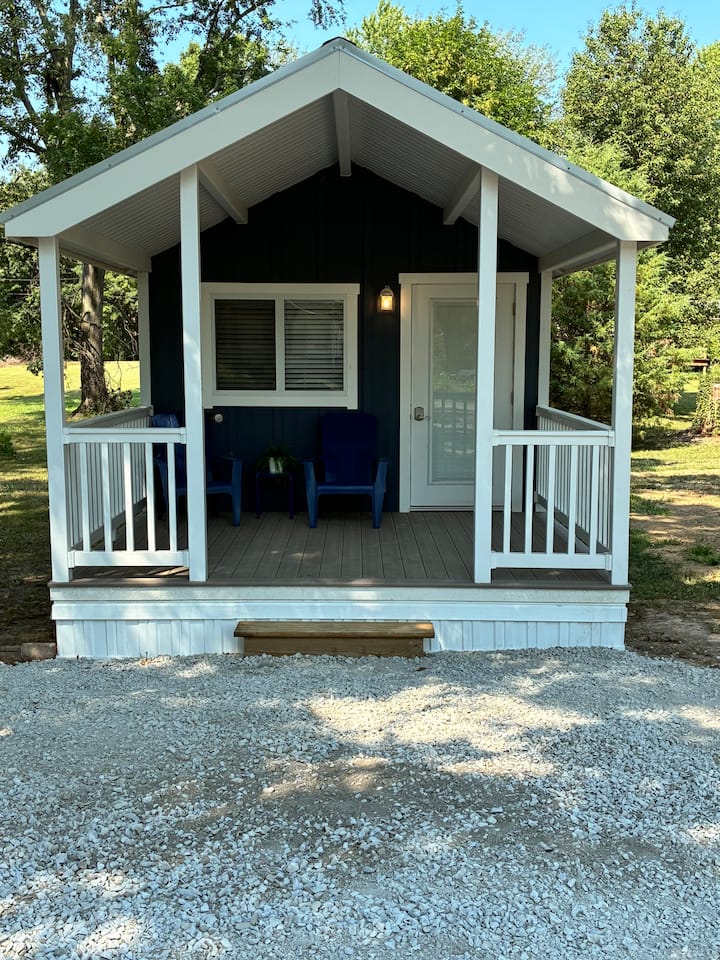 Blue Cottage Getaway - Wayne Fitzgerrell State Recreation Area, Whittington