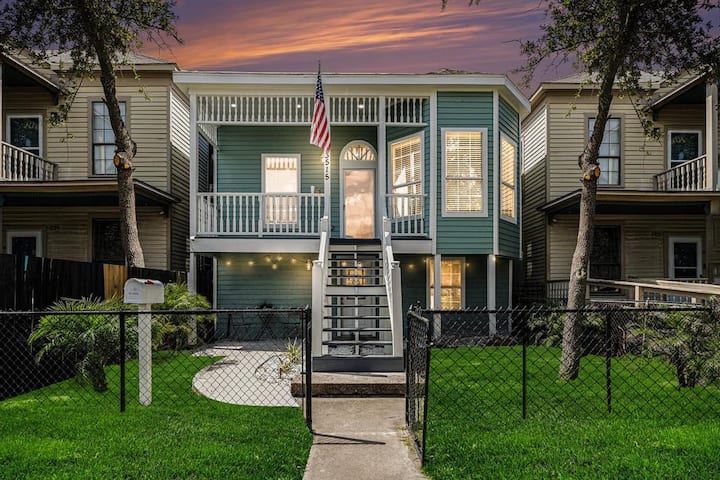 Coastal Getaway - Galveston, TX