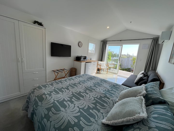 Modern & Central Chalet - Mangawhai