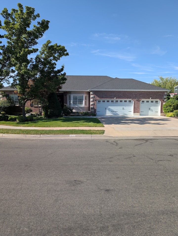 Layton Foothills Retreat 4bd, 2.5 Ba, Xl Hot Tub - Layton, UT