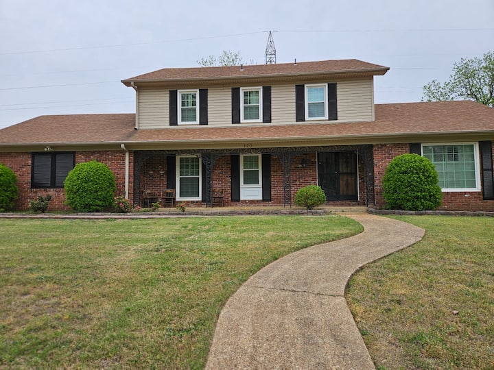 Peaceful 6br/3ba Home In Memphis | Sleeps 16+ - Germantown, TN