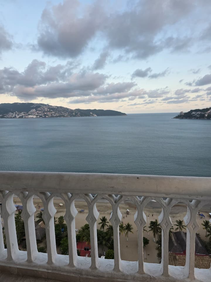Lujoso Departamento En La Bahía. - Acapulco