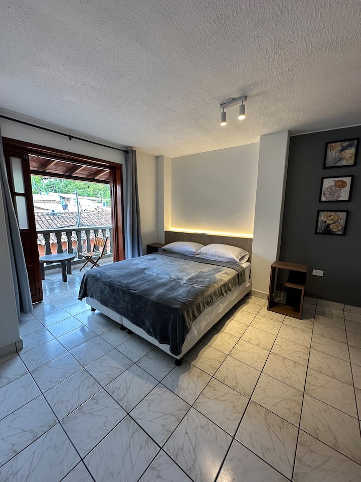 Apt With Balcony 1 Block From Main Park. Spacious - Pinchote