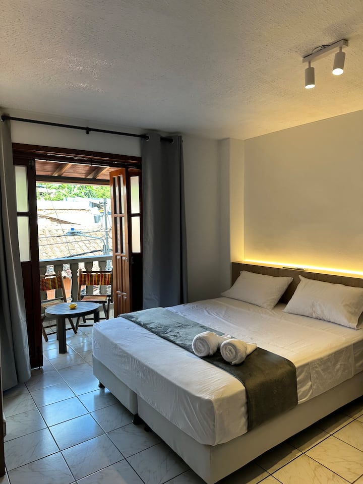 Apt With Balcony 1 Block From Main Park. Spacious - Curiti