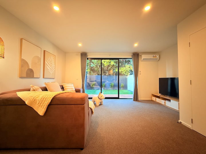 Luxury New Chic 2bed Home Near Northlands Mall - West Coast