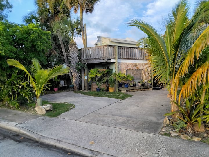 Sunrise Beach Cottage - Cocoa Beach, FL