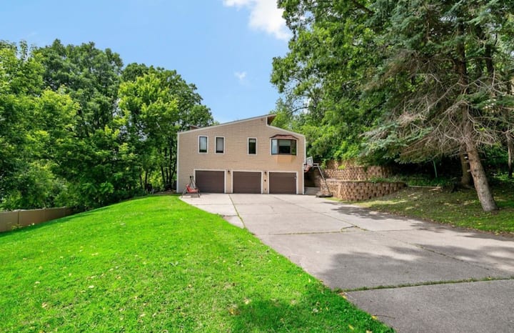 Peaceful 1.4 Acre Garden Suite - Woodbury, MN