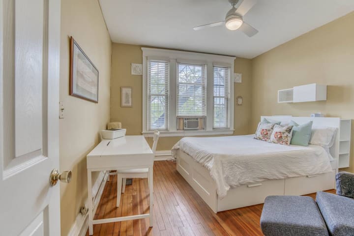 Sunny Charles Village 2-bedroom, Near Jhu - Baltimore, MD