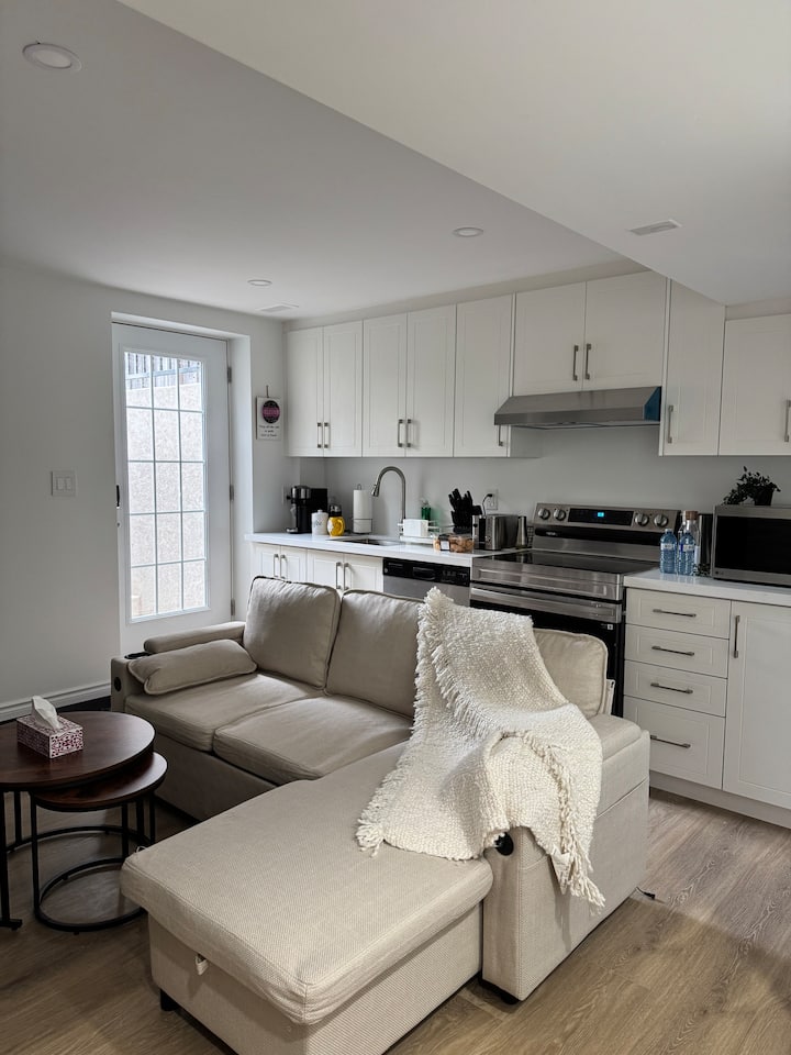 Modern 2br Suite W/ Kitchen - Burlington