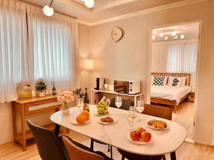 [인기숙소]평일특가/깨끗숙소/대구중심/ 동성로핫플/교동/서문시장/김광석거리/이월드/동대구역 - 大邱