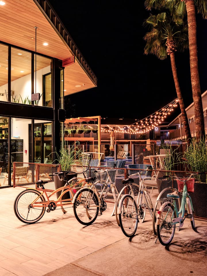 Retro-chic King | Poolside Boutique Stay - Tucson, AZ