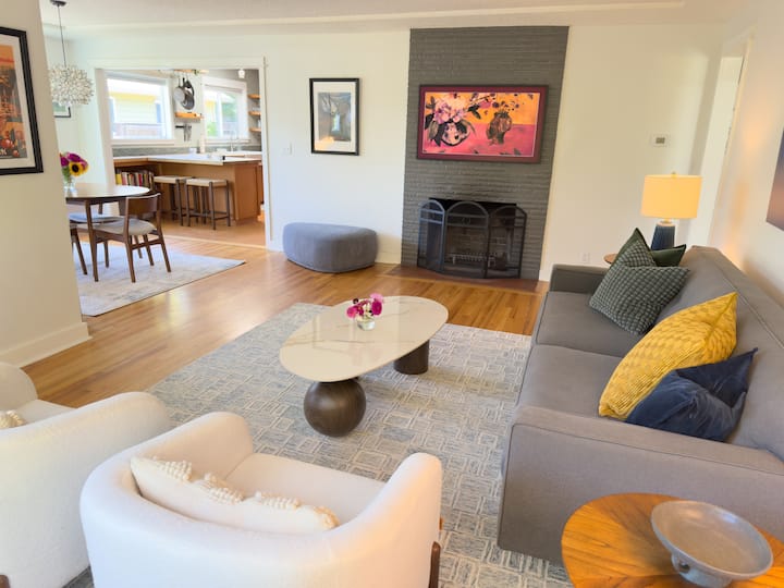 Luxe Midcentury W/ Chef's Kitchen & Backyard Oasis - Portland, OR