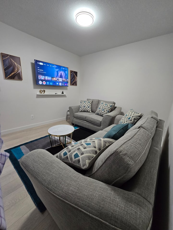 Royal Palace: 3-bedrooms Guests Getaway Suite - Edmonton