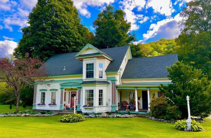 Bedroom + Private Ensuite Bath At A Cottage Inn - Vermont