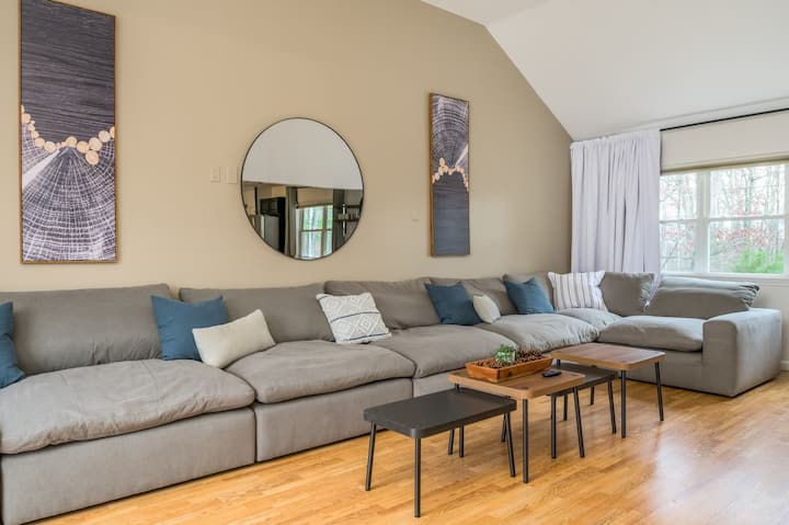 Hot Tub *3* King Bed 2 Bed | 2 Bath *Gameroom* - East Stroudsburg, PA