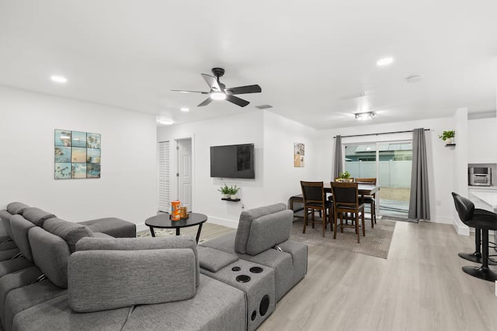 La Villa Gris–modern 4br,sleeps 10 Near Clearwater - ラーゴ, FL