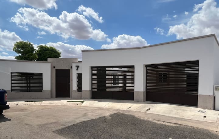 Casa Zarzuela - Moderna, Espaciosa, Bien Ubicada - Hermosillo