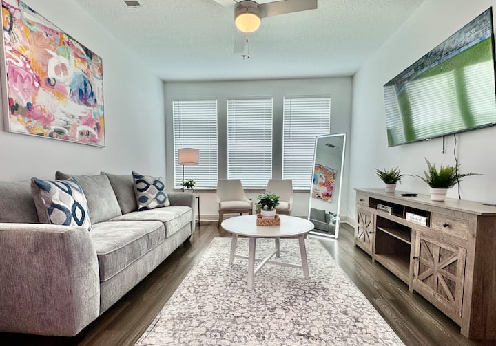 Lux King Bed Southside Pool Gym Near Mayo Beach - Jacksonville, FL