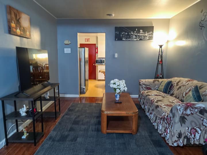 2 Bedroom Lower With King Bed - Niagara Falls, NY