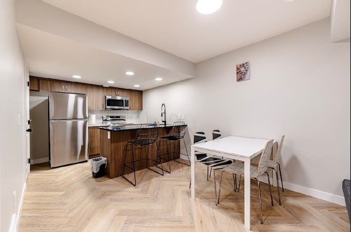 Cozy Basement Suite Full Kitchen & Private Bath - Edmonton, Canada