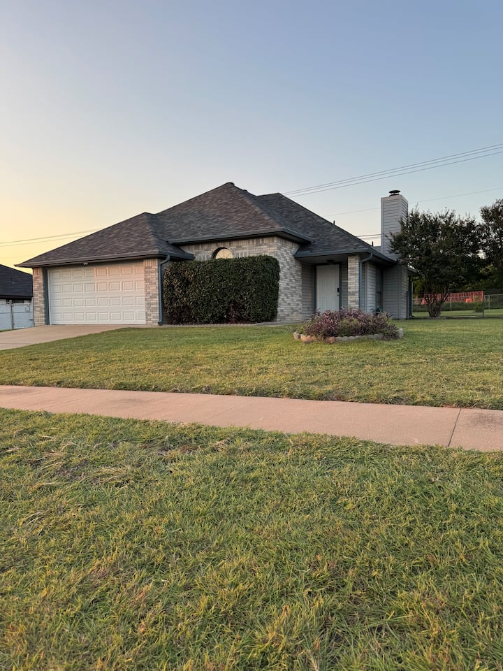 Monarch King Suite 3br 2ba - Killeen, TX