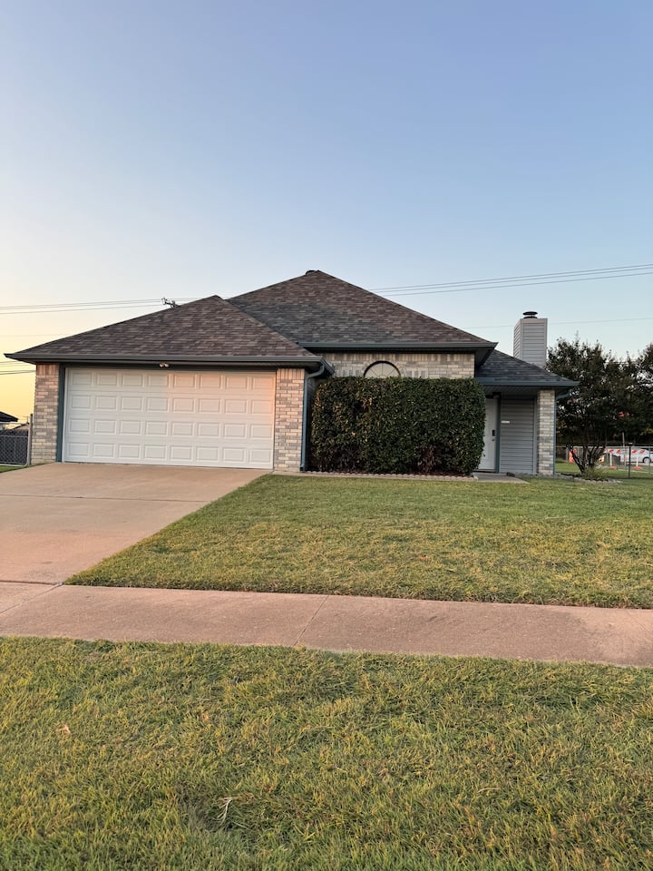 Comfy King Suite | 3br Near Ft. Hood - Killeen, TX
