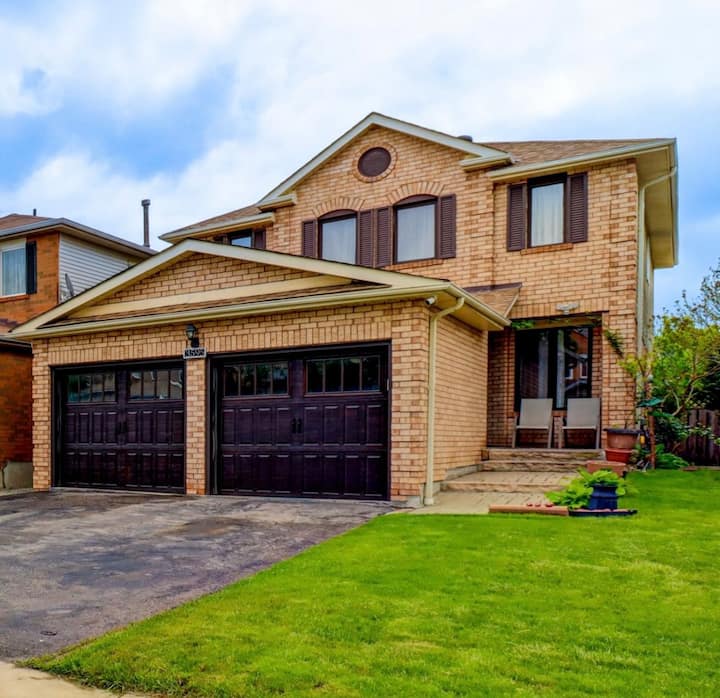 4 Bedroom Spacious Retreat Near Key Attractions - Oakville