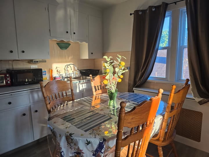 Cute 2 Bedrm Upstairs Apartment - Niagara Falls, NY
