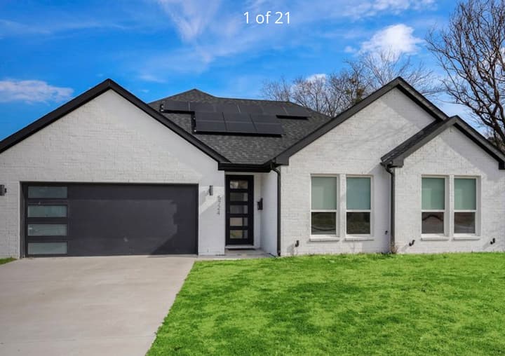 Spacious 4br Dallas Home Near Downtown - DeSoto, TX