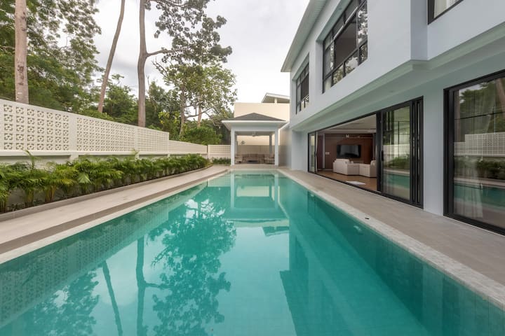 * 4 Bedroom * 15 Metre Pool*gym*netflix*brand New* - Phuket