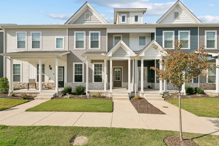 Modern 3-story Townhome W/ Loft - Yorktown, VA
