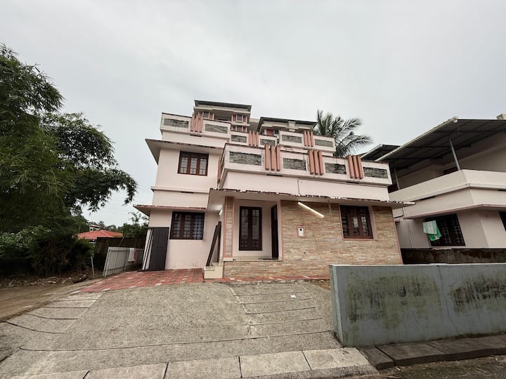 Ocean Pearl Riverside Villa - Kochi, India