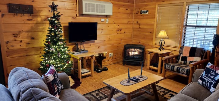 New Hot Tub, Cabin, Wifi, Dog, Firepit Walk2town - Georgia, GA