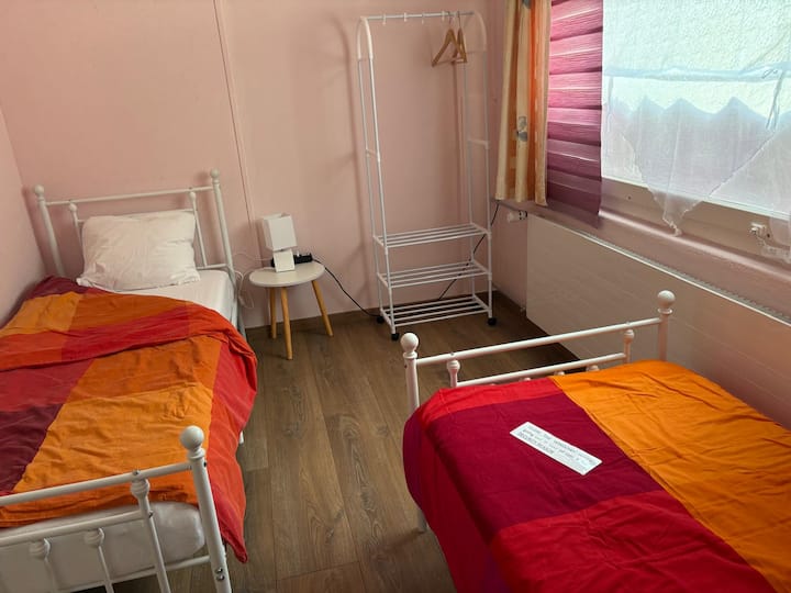 Cosy Homy 2: Private 2 S Beds Room/shared Shower - Interlaken
