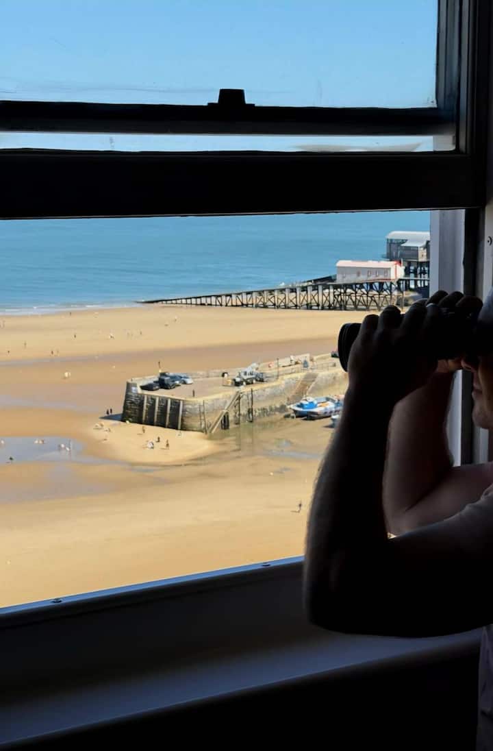 Beach Top Penthouse - Breath-taking Views! - Tenby