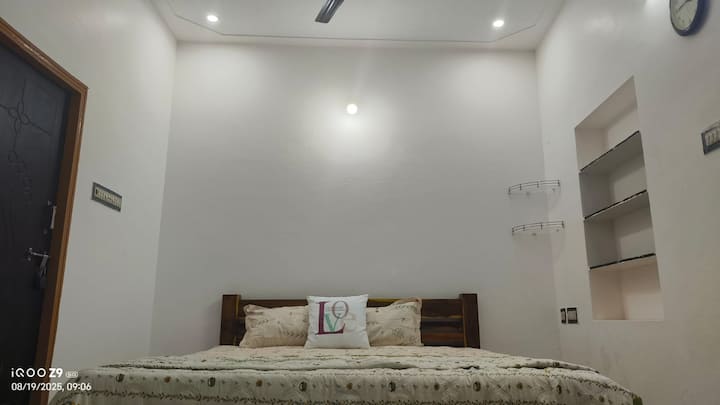 Peaceful Aura Room (Ist Floor) - Tiruvannamalai