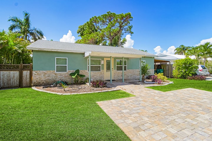 Karen’s Seafoam Oasis - Bonita Springs, FL