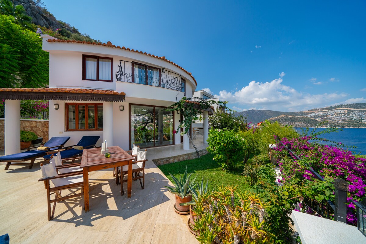 Secluded Luxury Villa with Fabulous Sea Views - Houses for Rent in Kaş ...